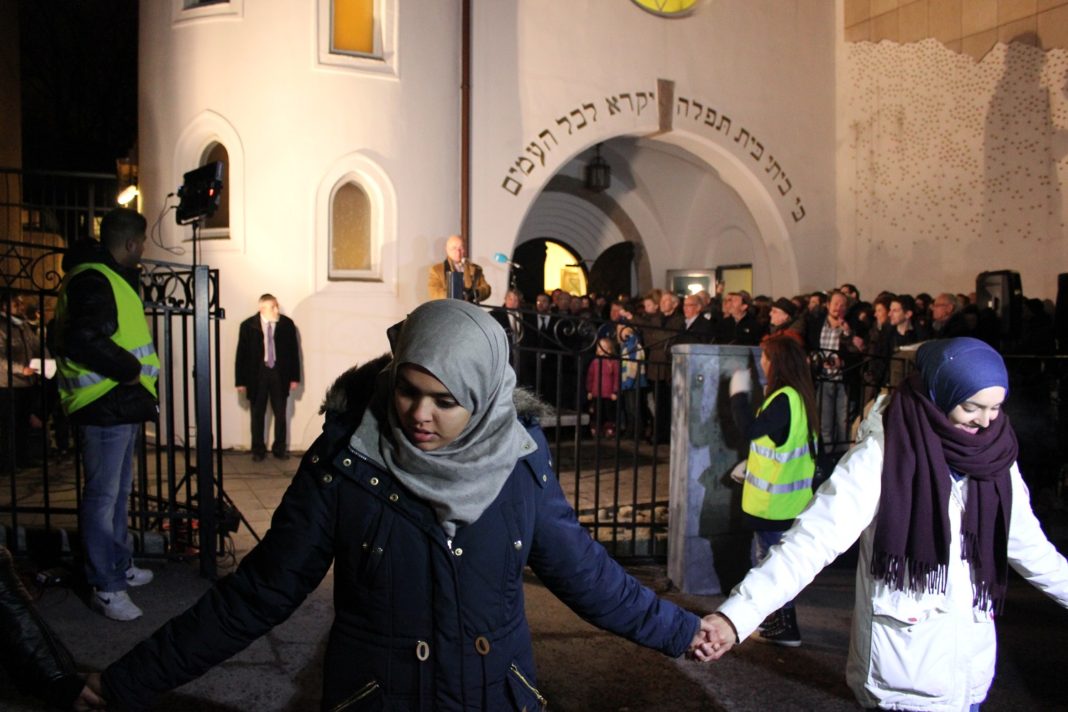 Thousands Formed Peace Ring around Oslo Synagogue - The Nordic Page